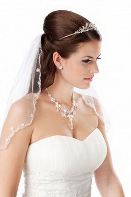 Elegantes Brautfrisur Mit Diadem Und Schleier Ebenbild